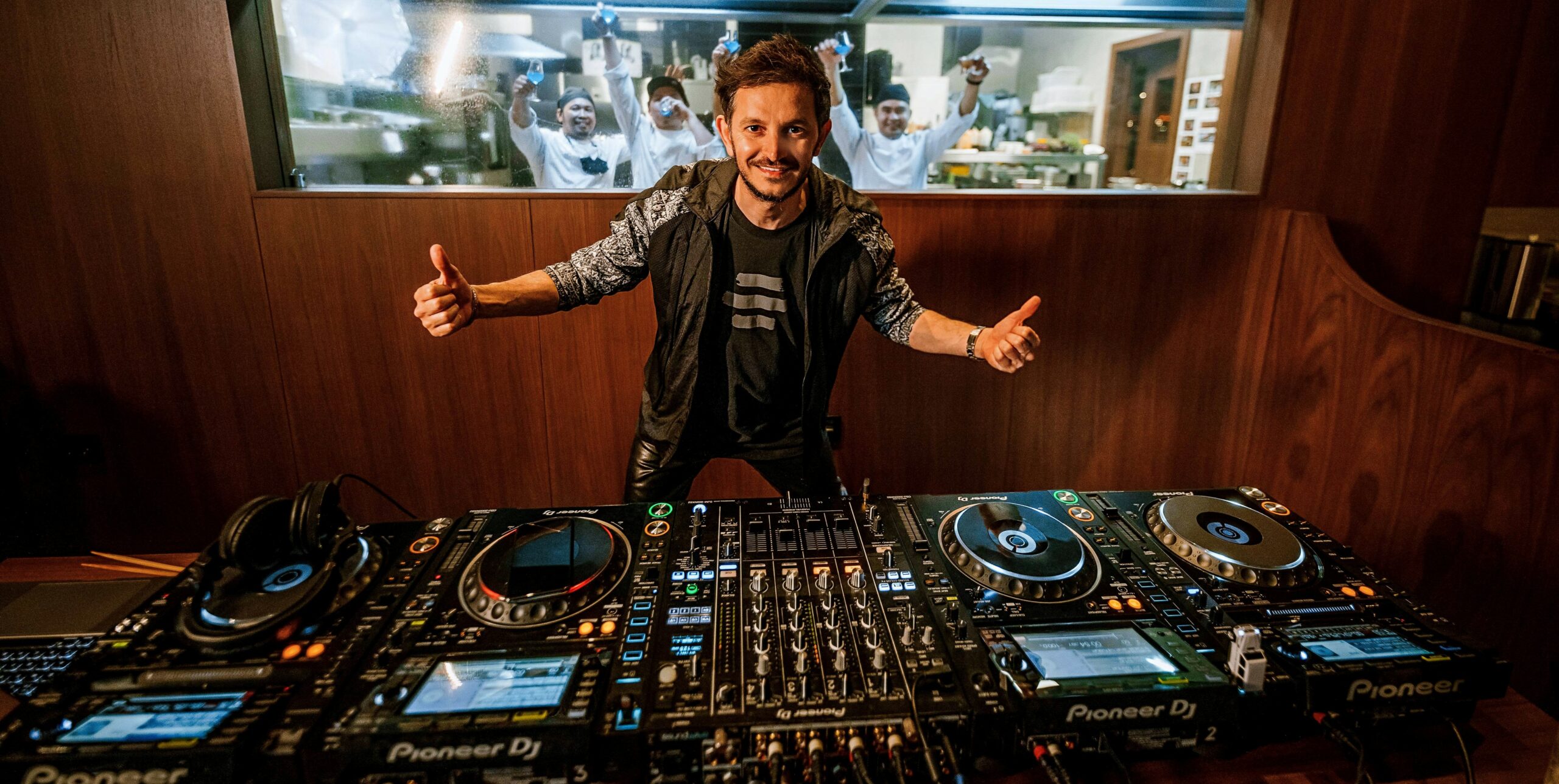 Svetski poznati DJ Burak održao uživo nastup bez publike u Beogradu ...