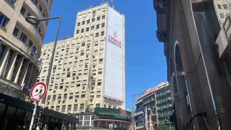 Stručnjaci: Megabilbord na Palati Albanija ugrožava i strogo zaštićene ...